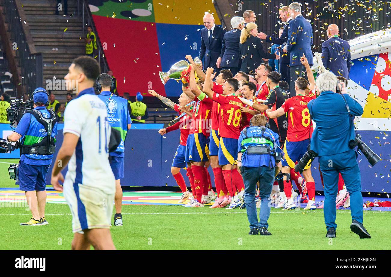 Jude Bellingham, ENG 10 sad watching the ceremony after the final match ...