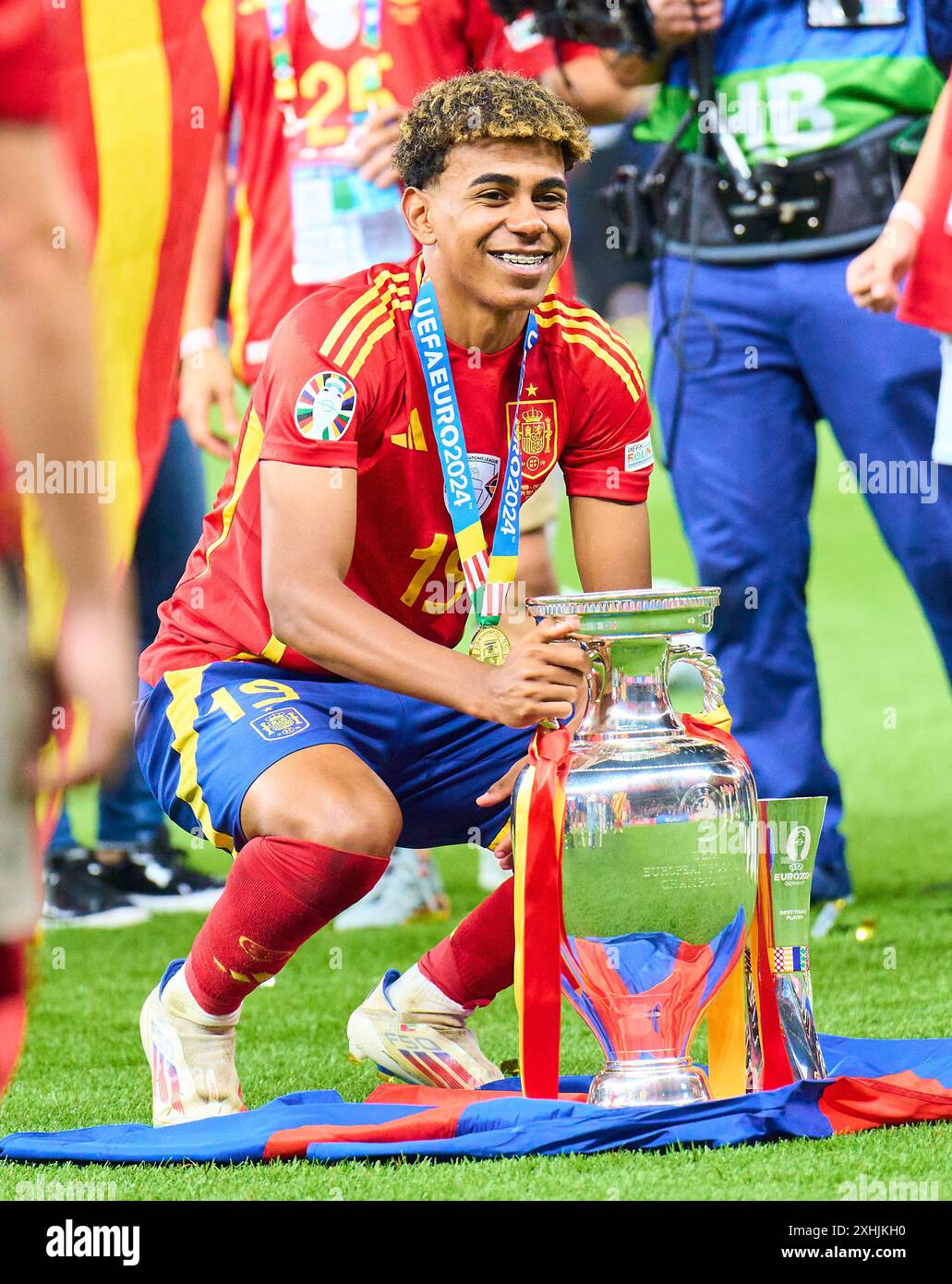 Lamine Yamal, ESP 19 with trophy at the ceremony after the final match ...