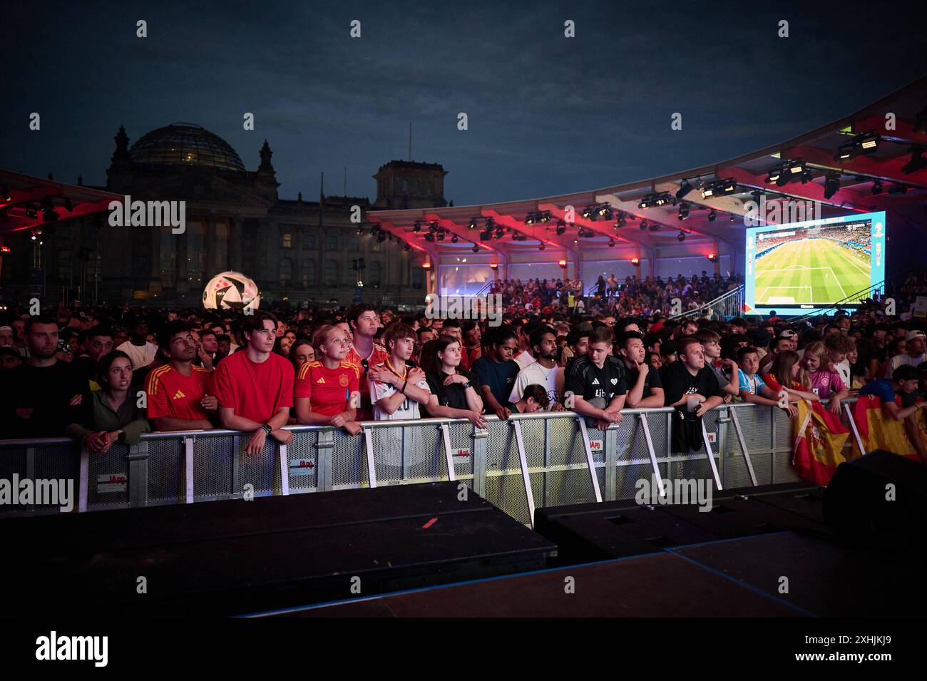 Berlin, EURO 2024 - Fan Zone in Berlin Zuschauer beim Public Viewing in ...