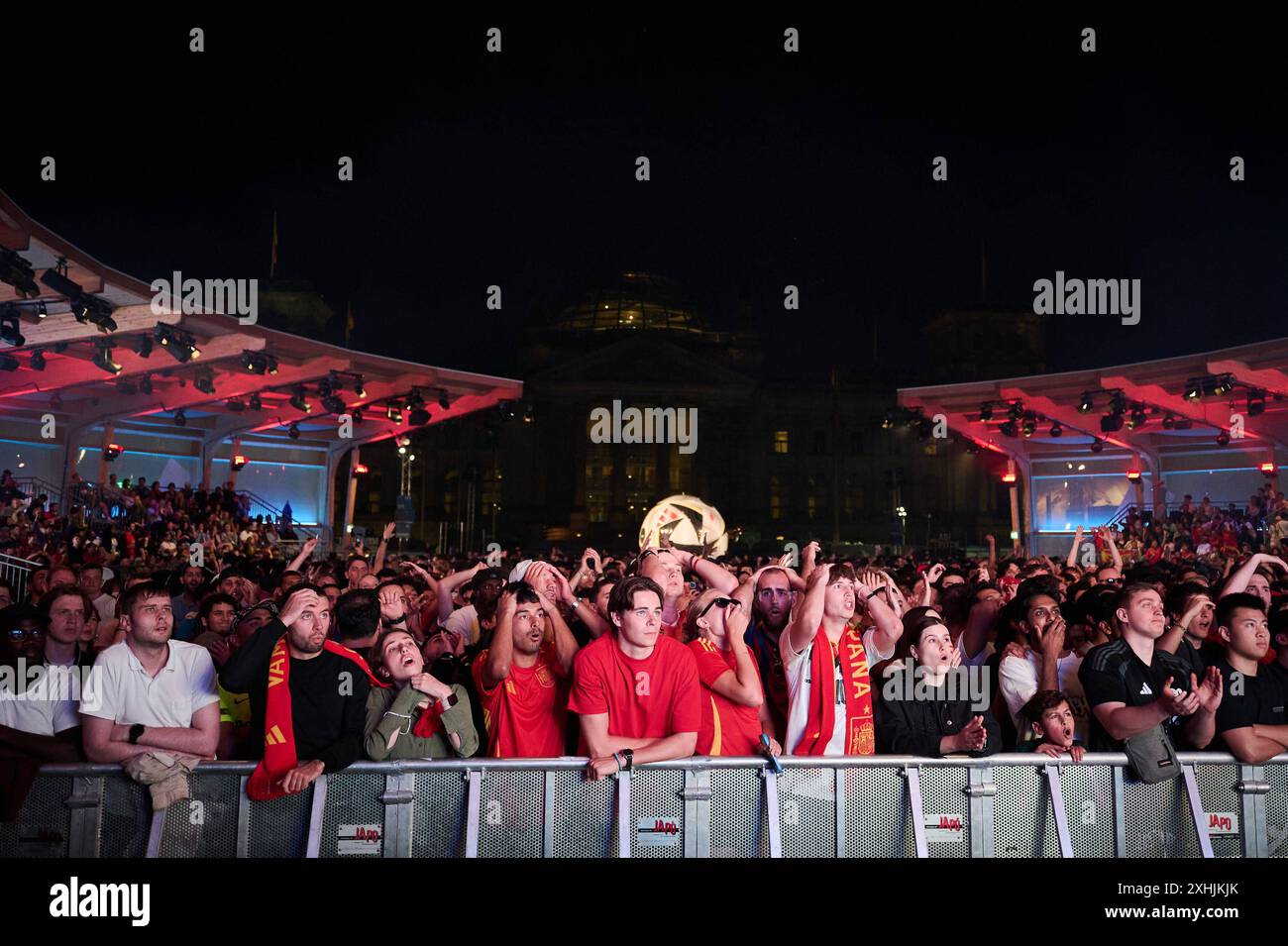 Berlin, EURO 2024 - Fan Zone in Berlin Zuschauer beim Public Viewing in ...