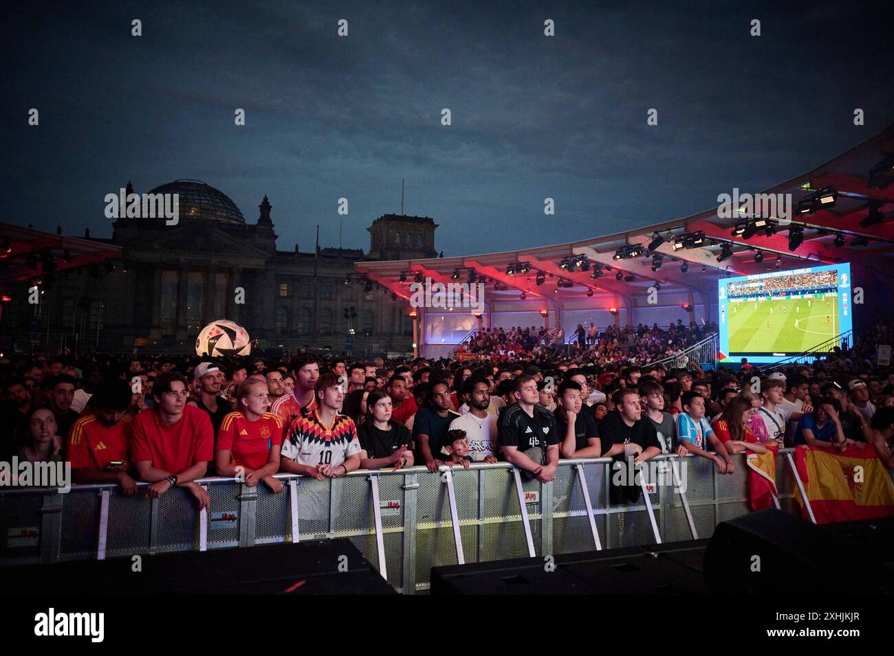 Berlin, EURO 2024 - Fan Zone in Berlin Zuschauer beim Public Viewing in ...