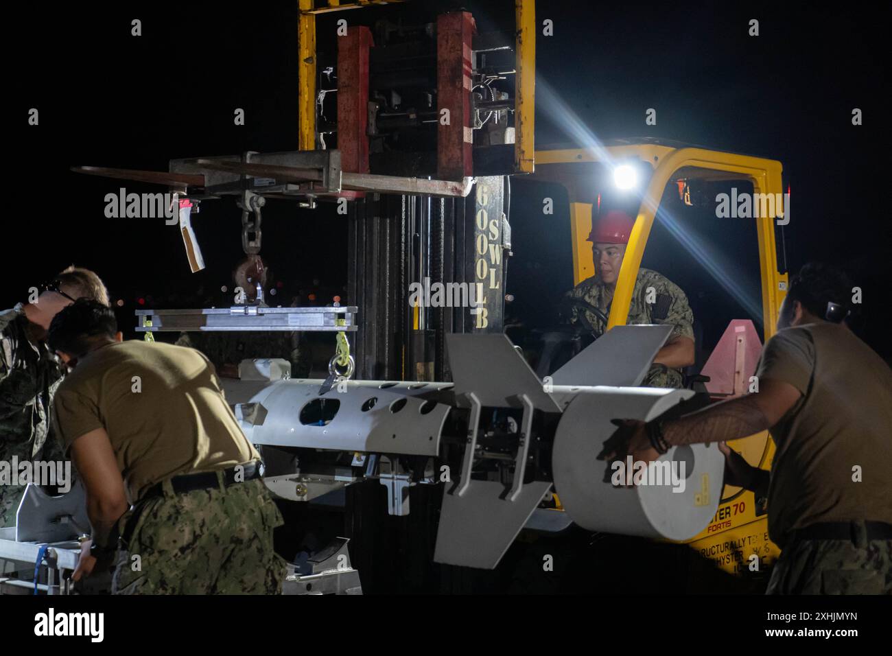 U.S. Navy Sailors assigned to Helicopter Sea Combat Squadron (HSC) 21 ...