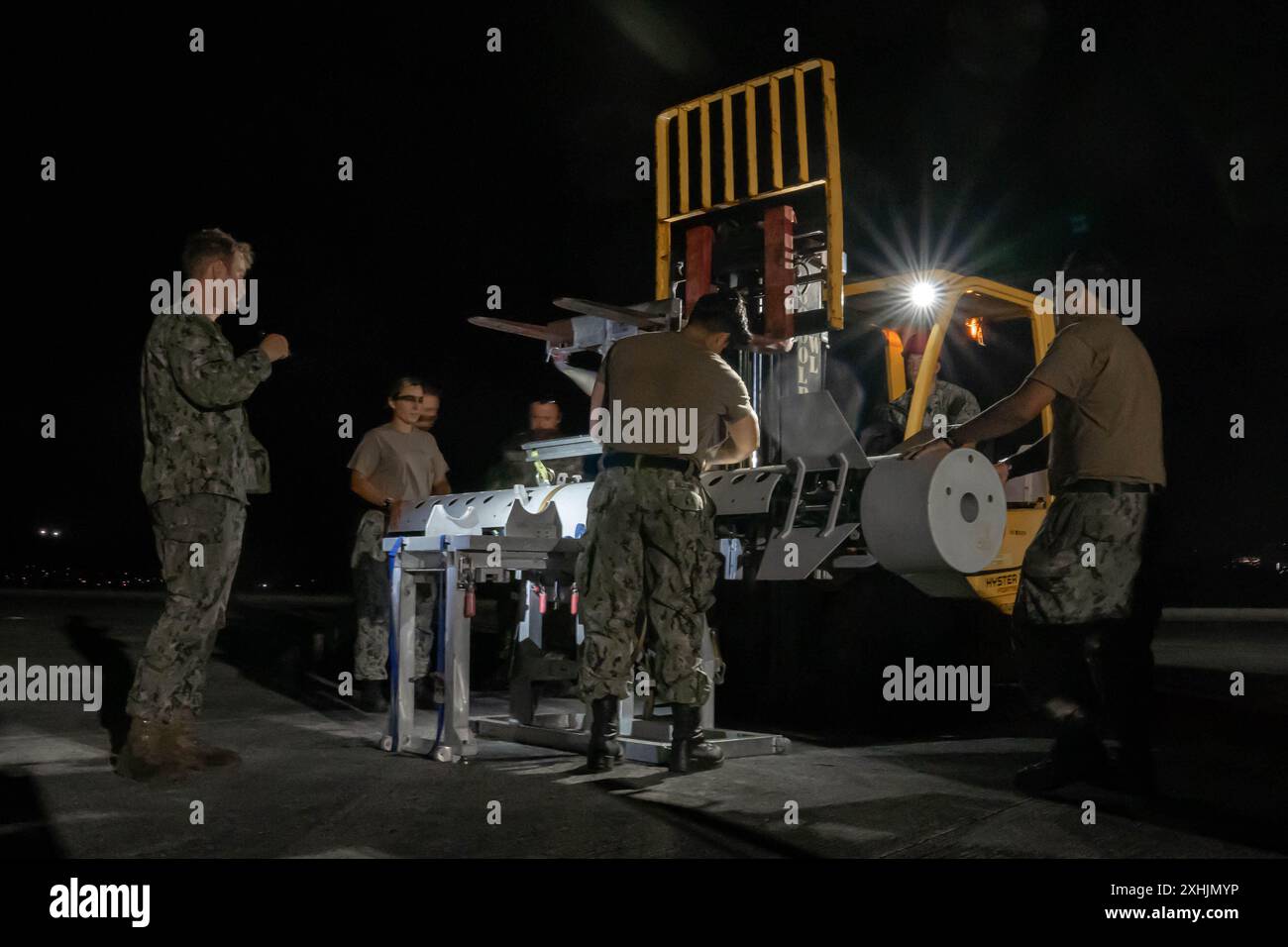 U.S. Navy Sailors assigned to Helicopter Sea Combat Squadron (HSC) 21 ...