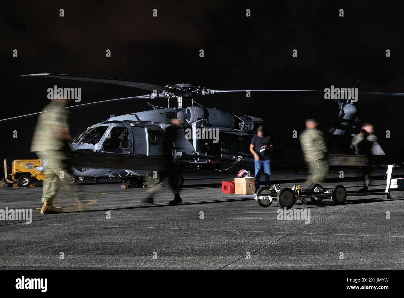 U.S. Navy Sailors assigned to Helicopter Sea Combat Squadron (HSC) 21 ...
