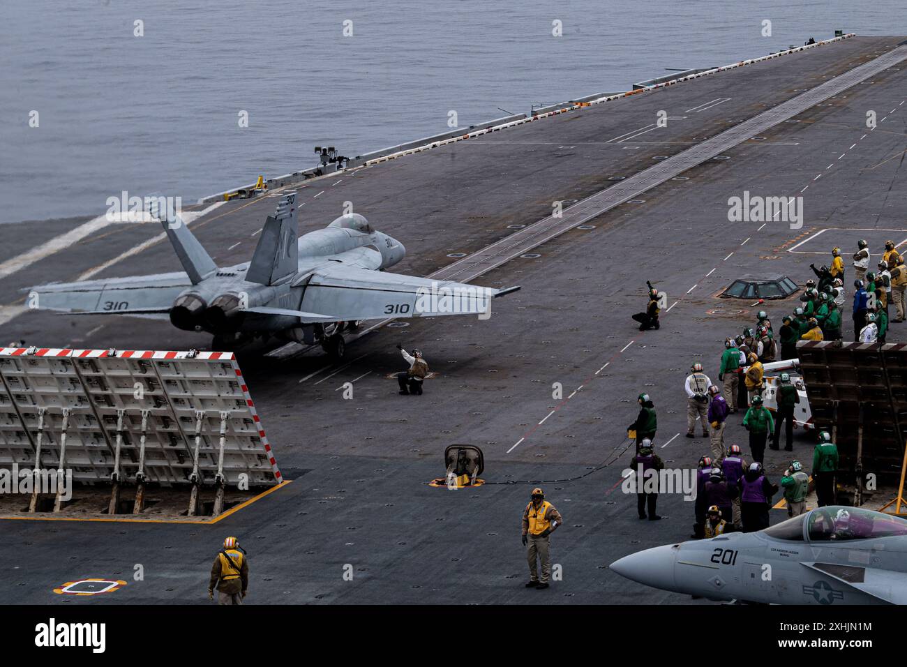An F/A-18E Super Hornet from the “Kestrels” of Strike Fighter Squadron ...