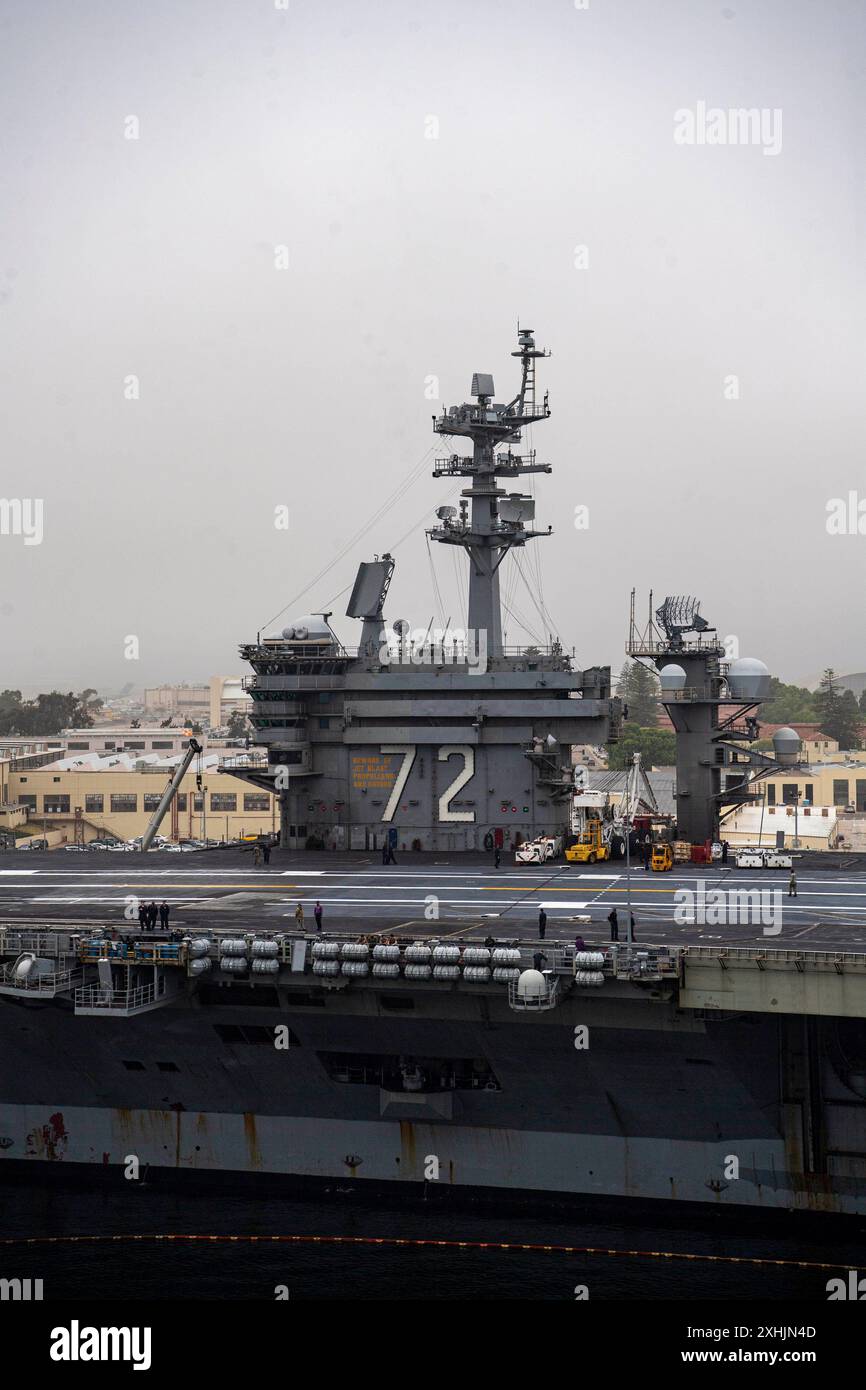 The Nimitz aircraft class carrier USS Abraham Lincoln (CVN 72) departs ...