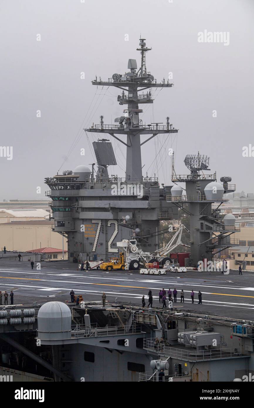 The Nimitz aircraft class carrier USS Abraham Lincoln (CVN 72) departs ...