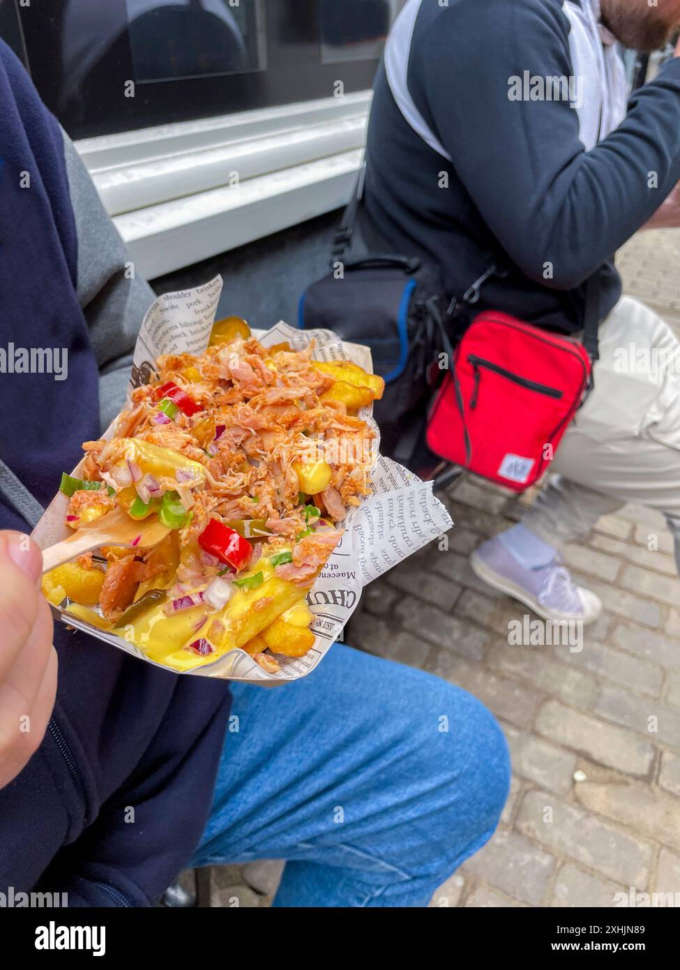 Tüte mit Pommes frites, mit Hünchenfleisch, chili, Mais und scharf ...