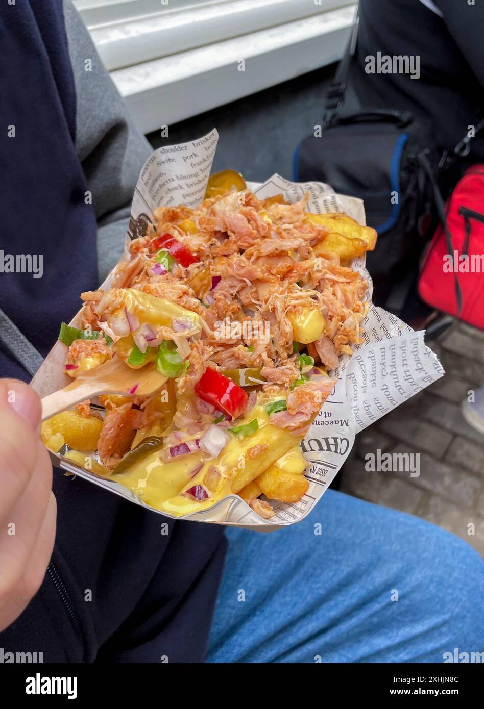 Tüte mit Pommes frites, mit Hünchenfleisch, chili, Mais und scharf ...