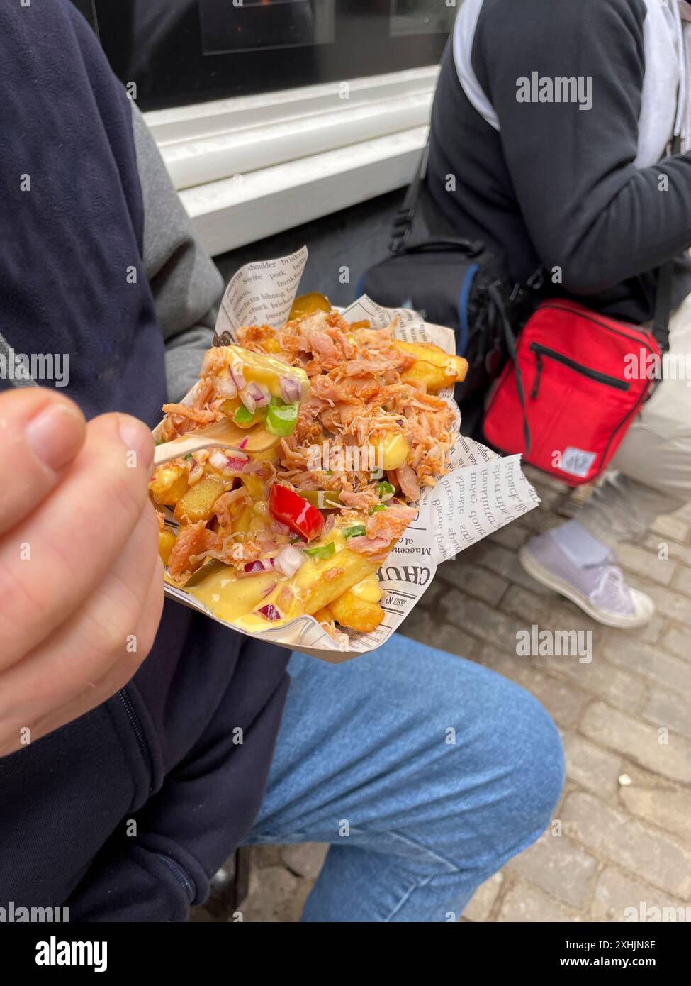 Tüte mit Pommes frites, mit Hünchenfleisch, chili, Mais und scharf ...