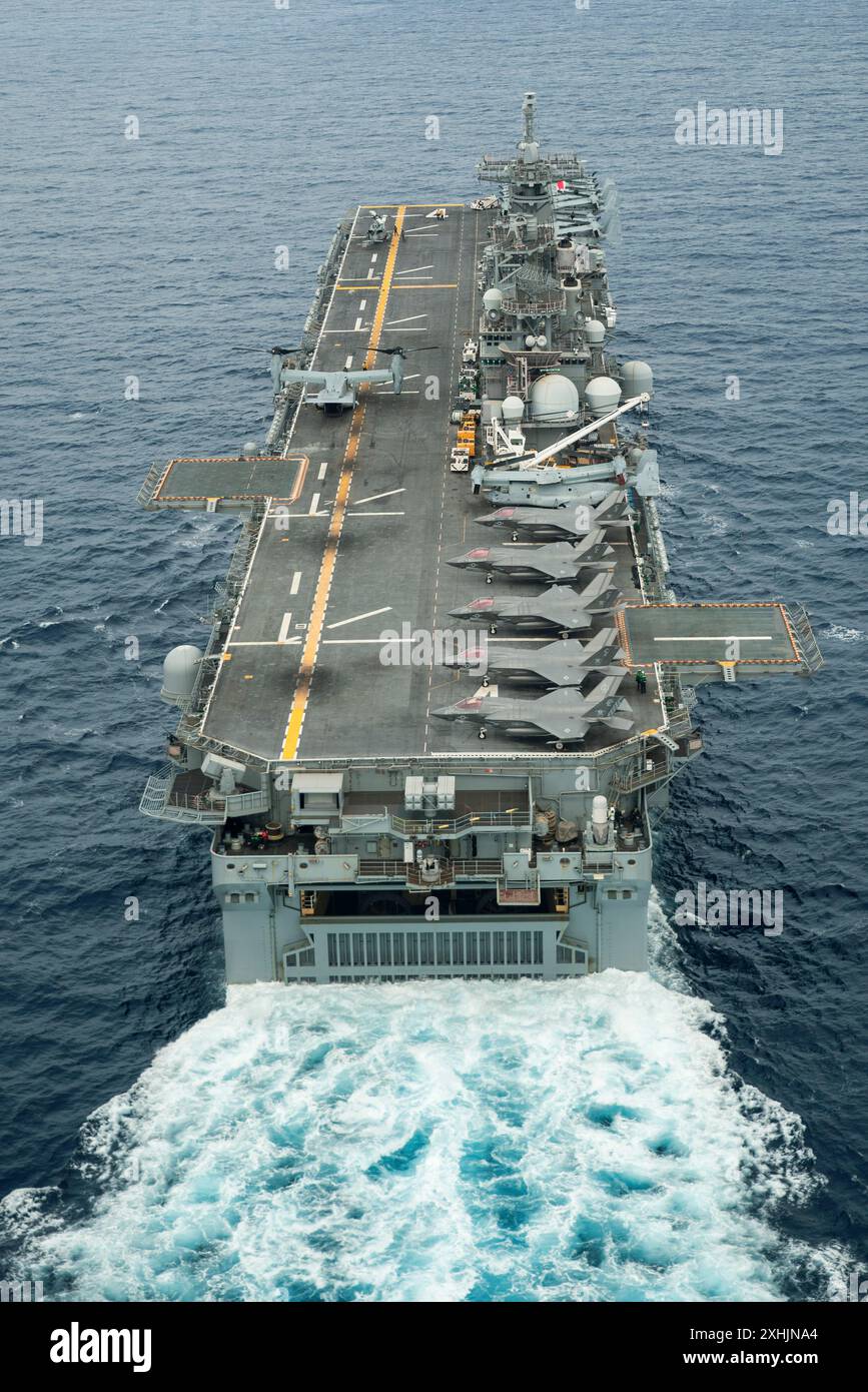 The U.S. Navy amphibious assault ship USS Boxer (LHD 4) steams in the ...