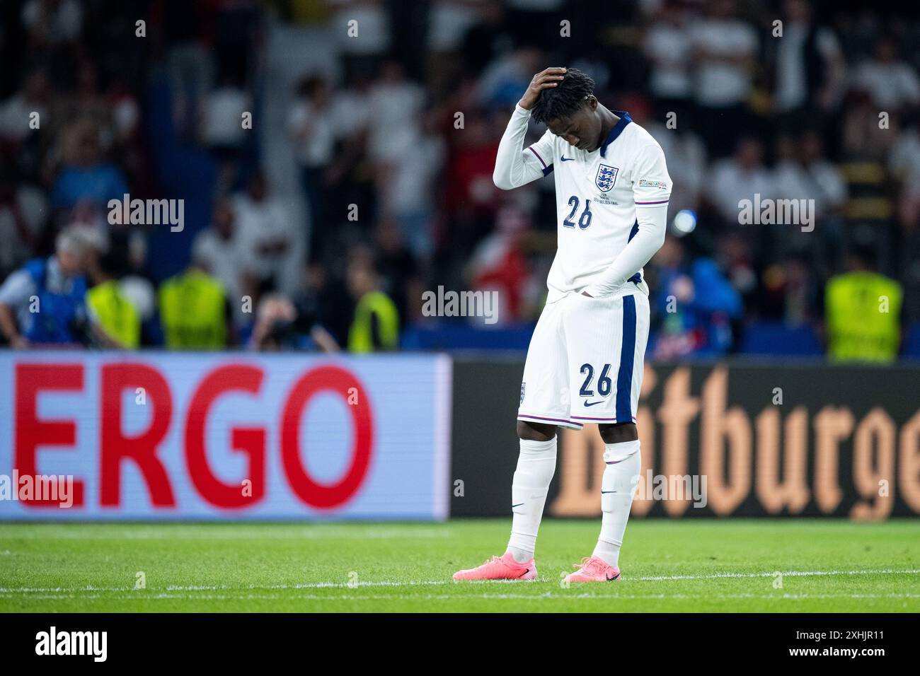Kobbie Mainoo (England, #26) ist enttauescht ueber die Niederlage und ...