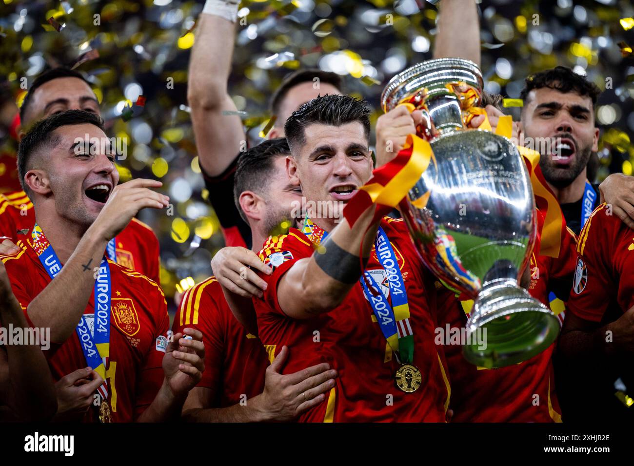 Alvaro Borja Morata (Spanien, #07) und Team jubeln bei der Siegerehrung ...