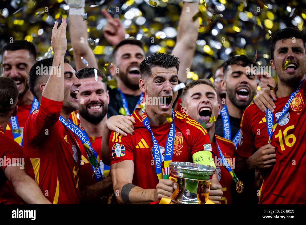 Alvaro Borja Morata (Spanien, #07) und Team jubeln bei der Siegerehrung ...