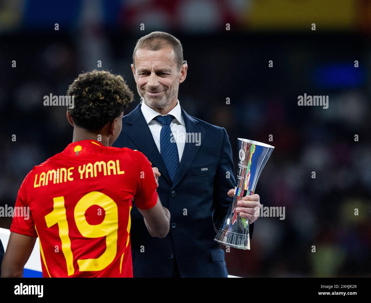 Aleksander Ceferin (UEFA Praesident) übergibt Lamine Yamal (Spanien ...