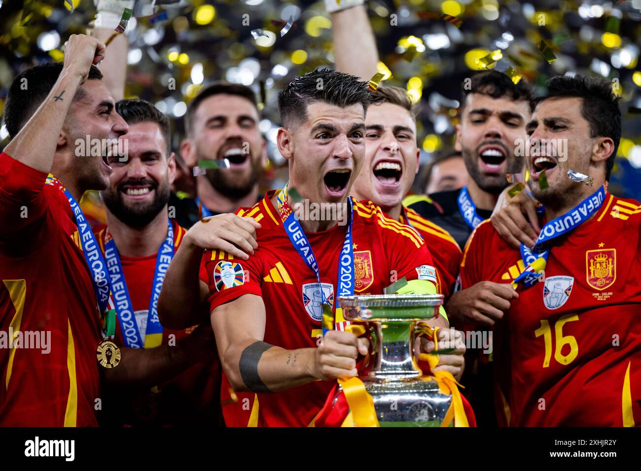 Alvaro Borja Morata (Spanien, #07) und Team jubeln bei der Siegerehrung ...
