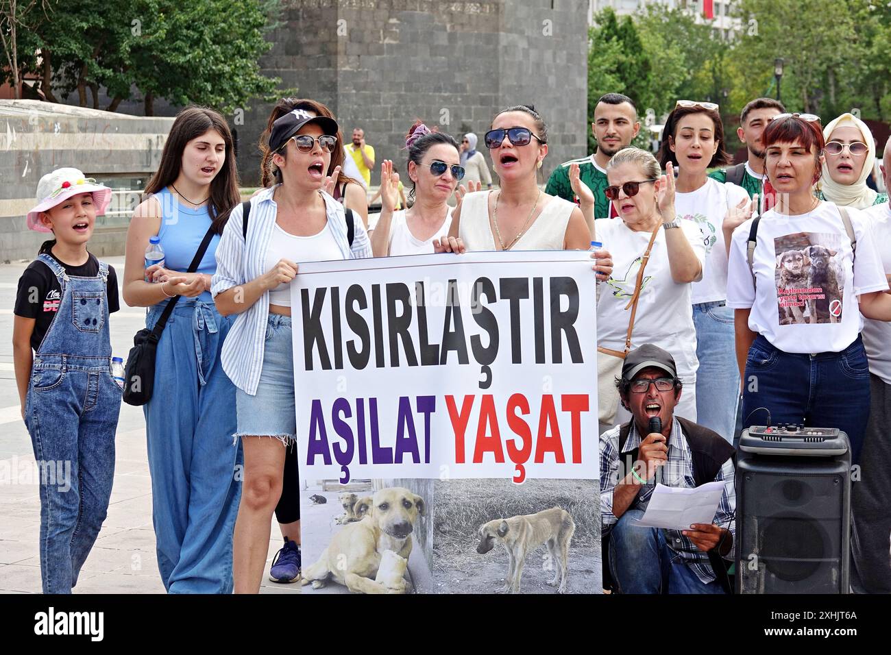 Killing of stray animals hi-res stock photography and images - Alamy