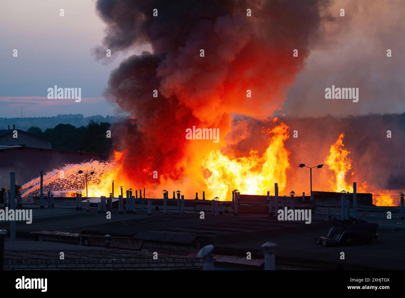 Burning warehouse hi-res stock photography and images - Alamy