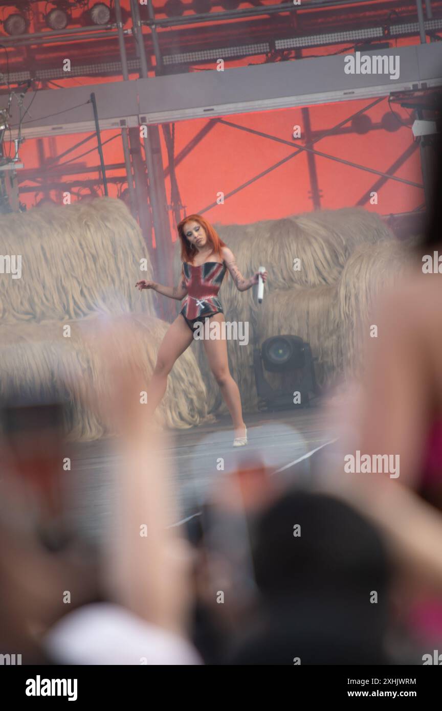 Scarlet doja cat hi-res stock photography and images - Alamy