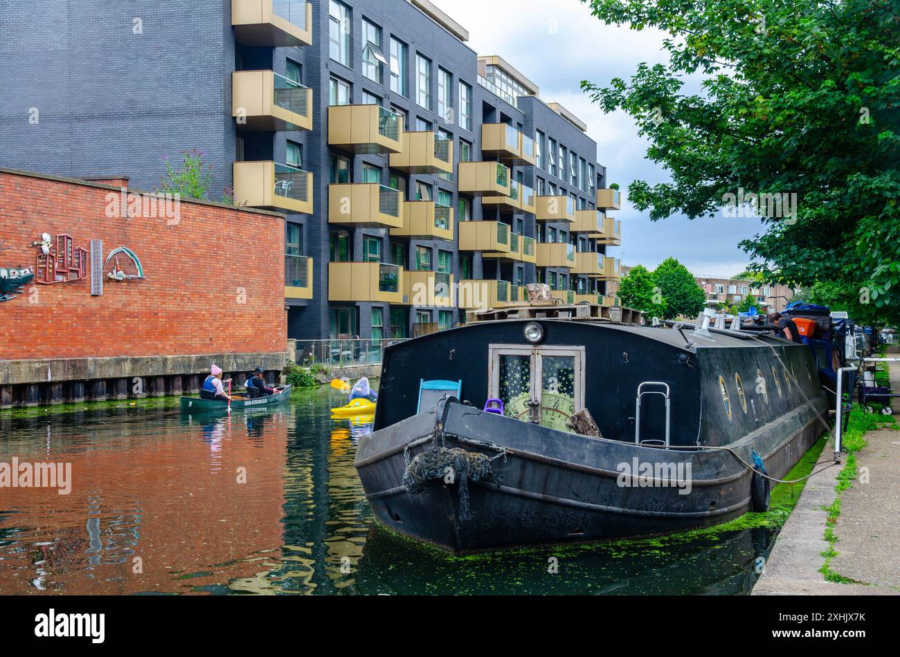 Grand union canal paddington arm hi-res stock photography and images ...