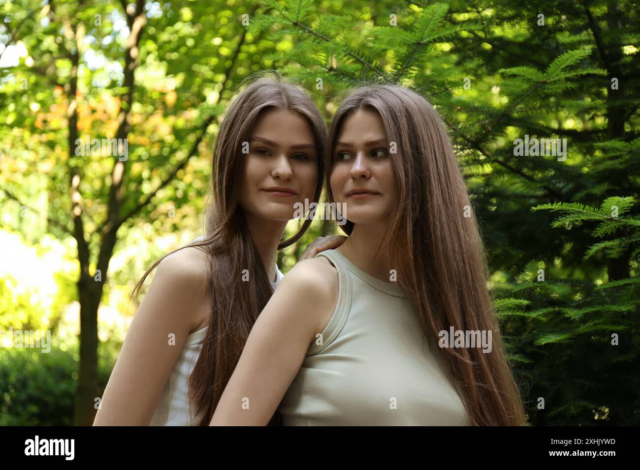 Girls twin sisters together hi-res stock photography and images - Alamy