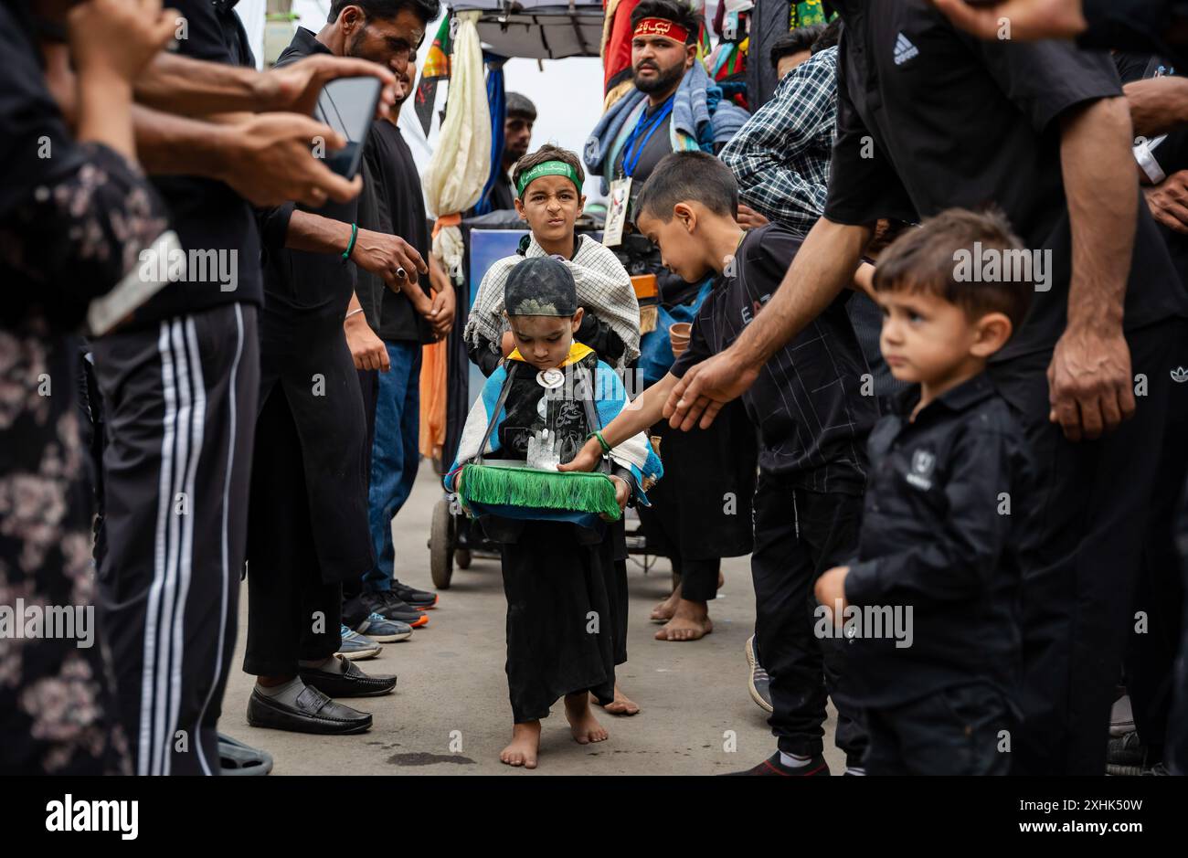 Holy iraqi shia hi-res stock photography and images - Alamy