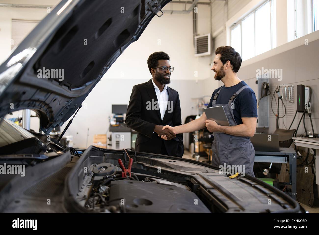 Mechanic shaking hands customer hi-res stock photography and images - Alamy