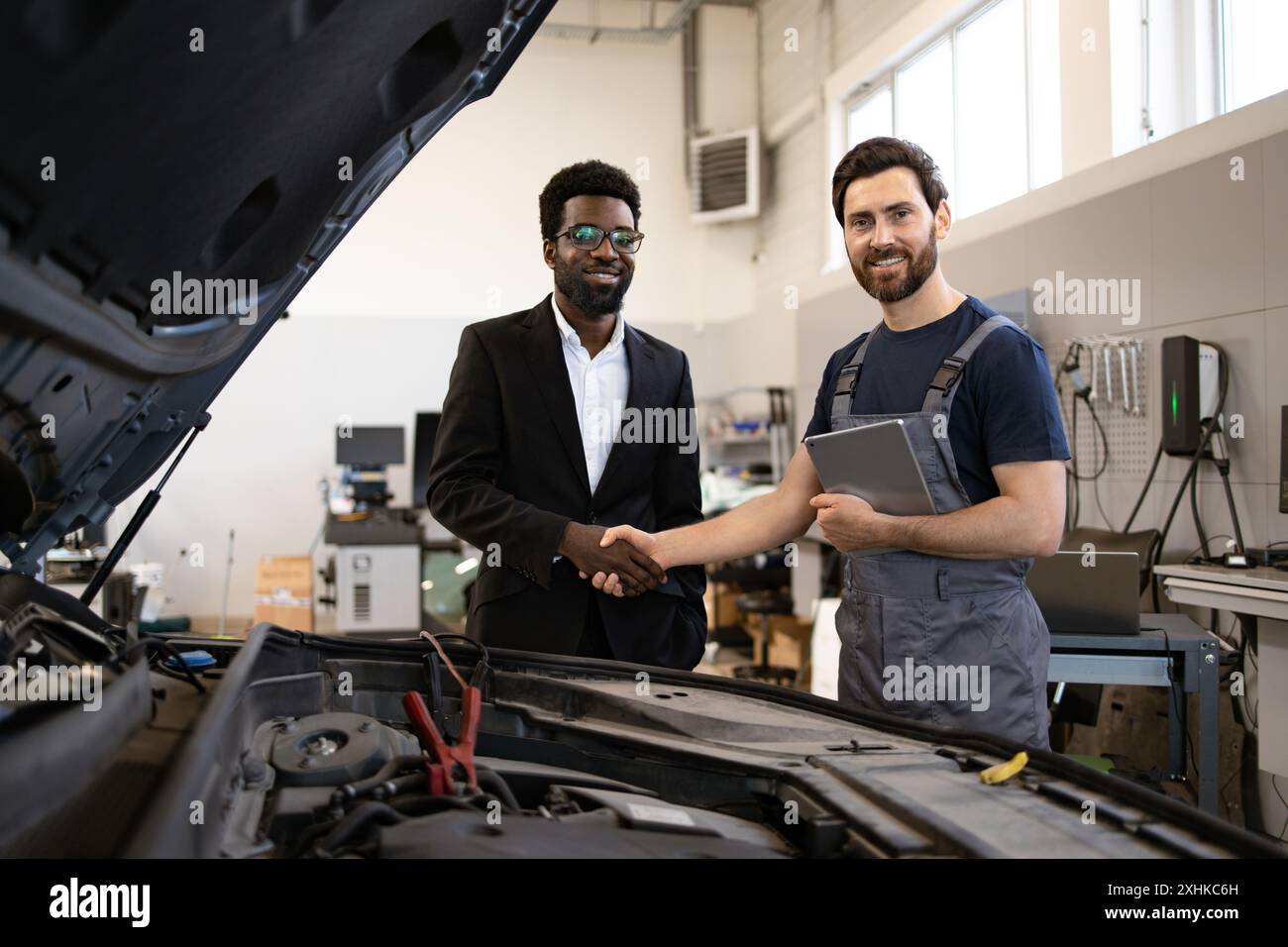 Car handshake mechanic hi-res stock photography and images - Alamy