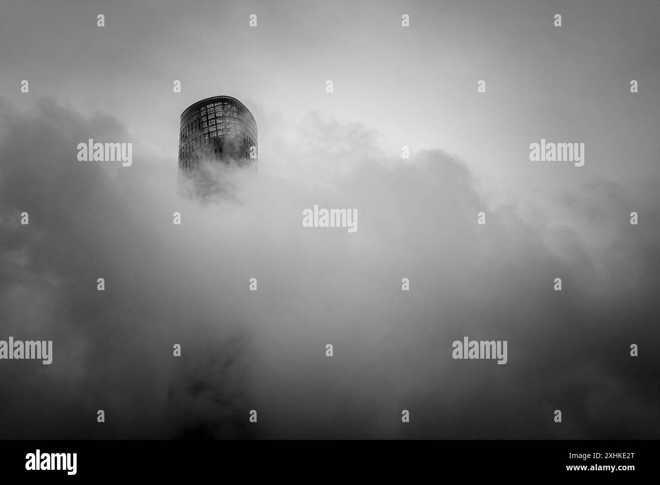 Business office tower over sky Black and White Stock Photos & Images ...