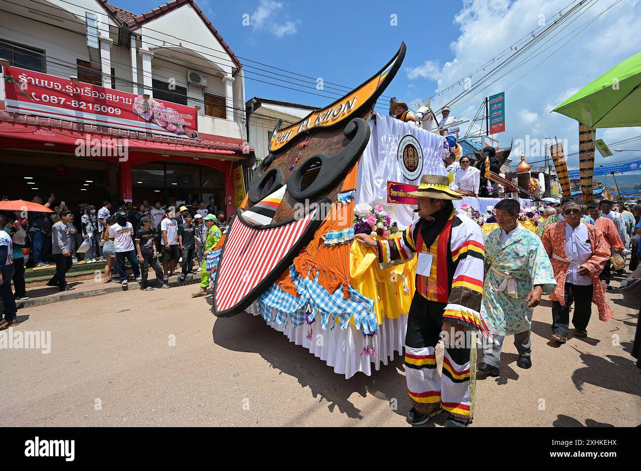 Parade float making hi-res stock photography and images - Alamy