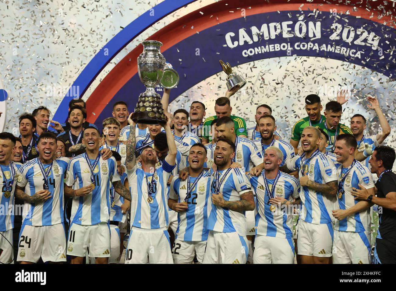 Argentinas players celebrate with the trophy after beating Colombia and ...