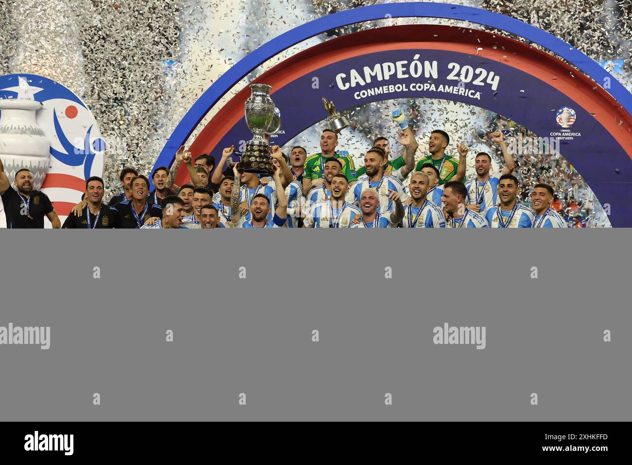 Argentinas players celebrate with the trophy after beating Colombia and ...