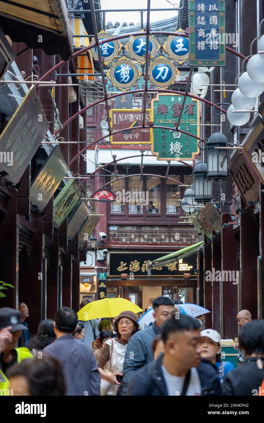 Shanghai, June 06, 2024: Tourist visit to Yuyuan Bazaar in Shanghai ...