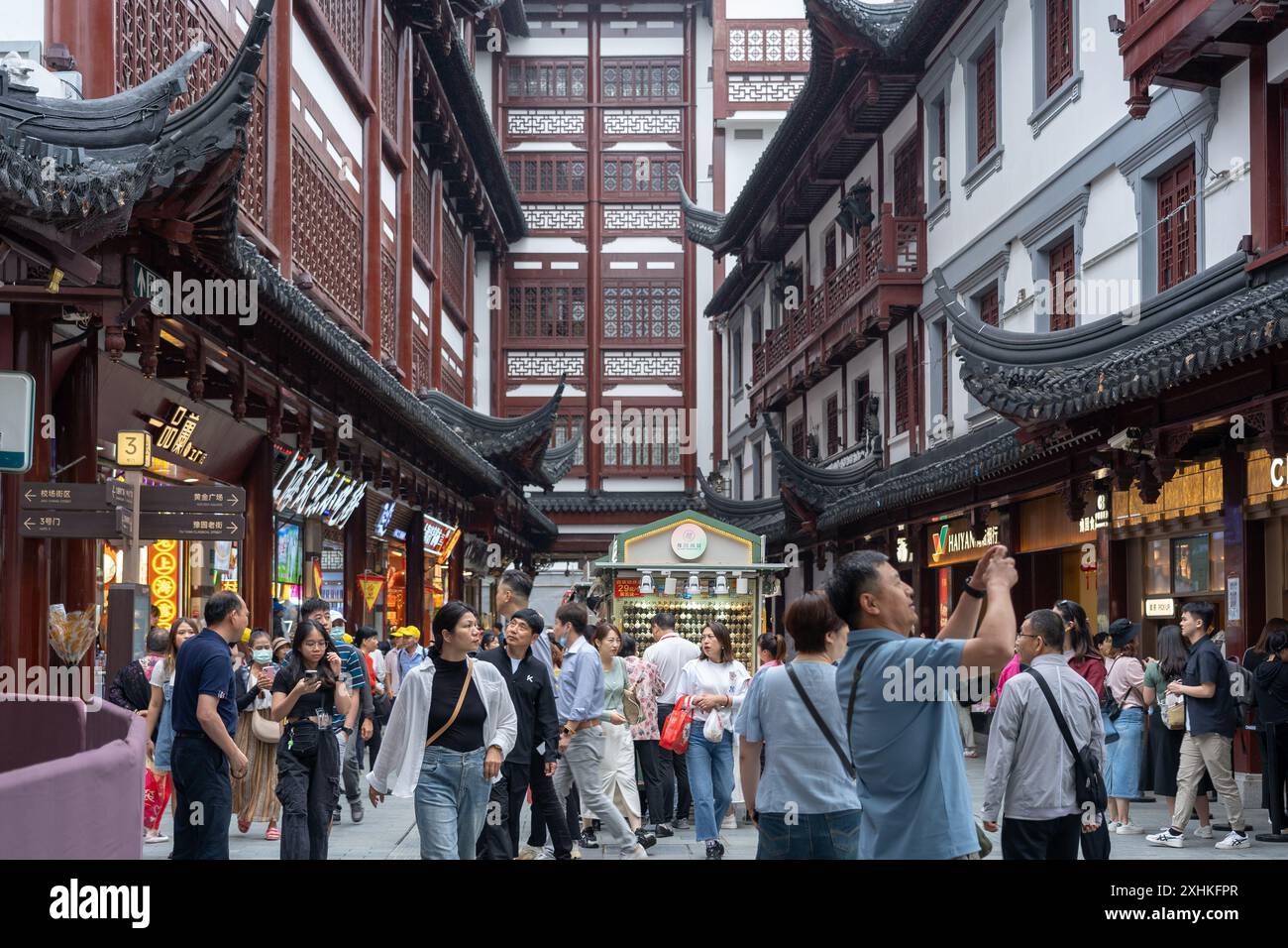 Shanghai, June 06, 2024: Tourist visit to Yuyuan Bazaar in Shanghai ...
