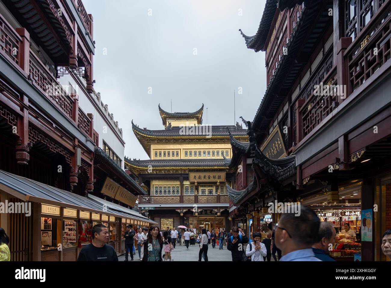 Shanghai, June 06, 2024: Tourist visit to Yuyuan Bazaar in Shanghai ...