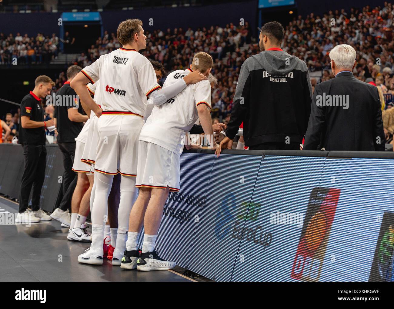 Moritz Wagner (Deutschland, #13) umarmt Niels Giffey (Deutschland, #5 ...