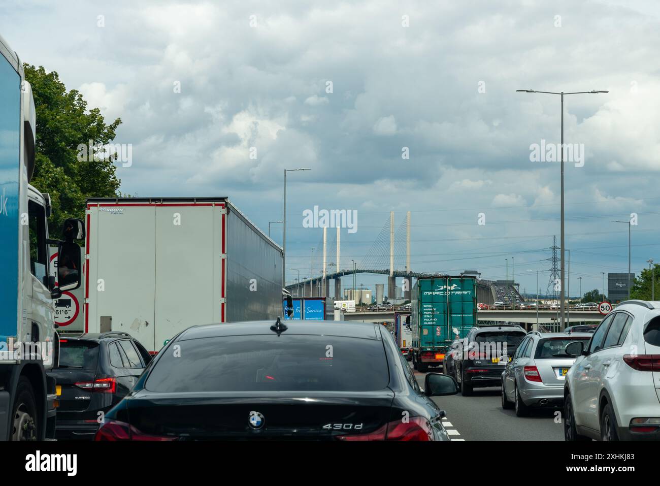 Queues of traffic on the M25 / A282 motorway heading towards the ...