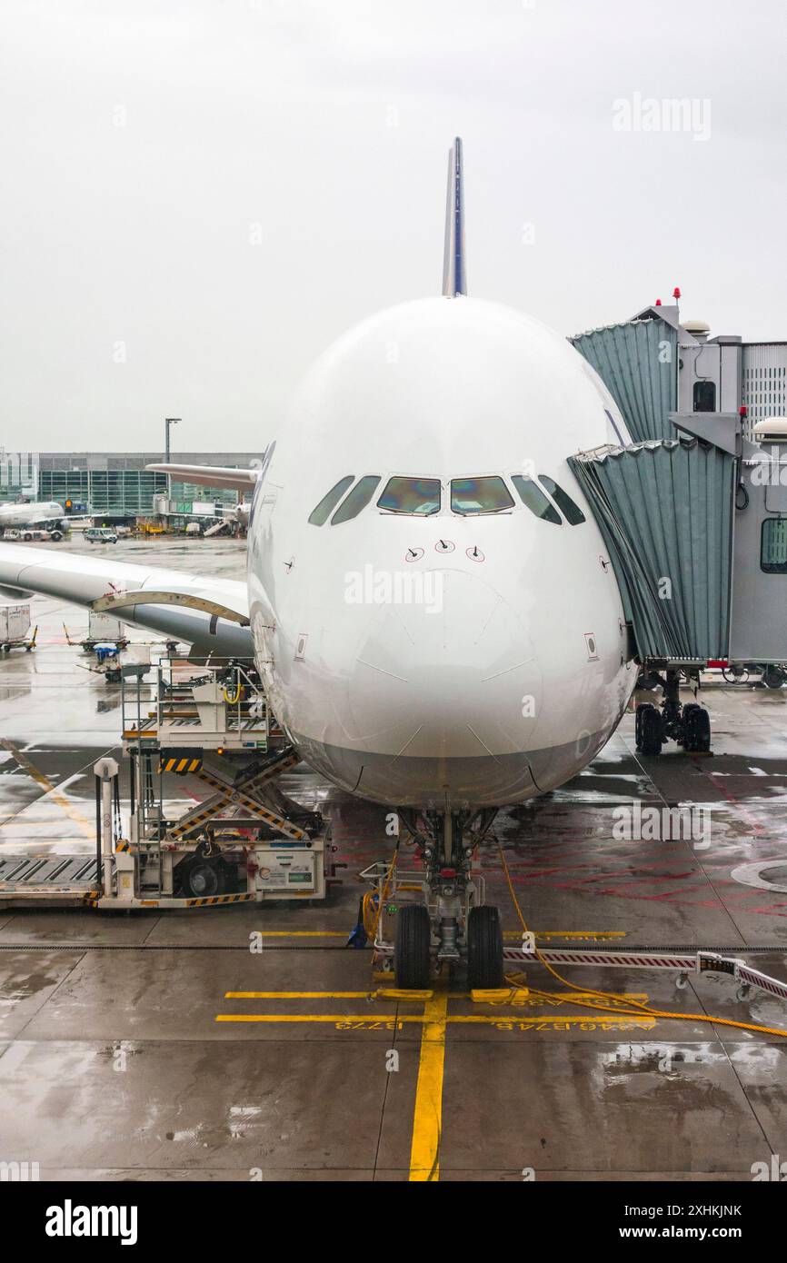 Airplane at a gate at an airport Stock Photo - Alamy