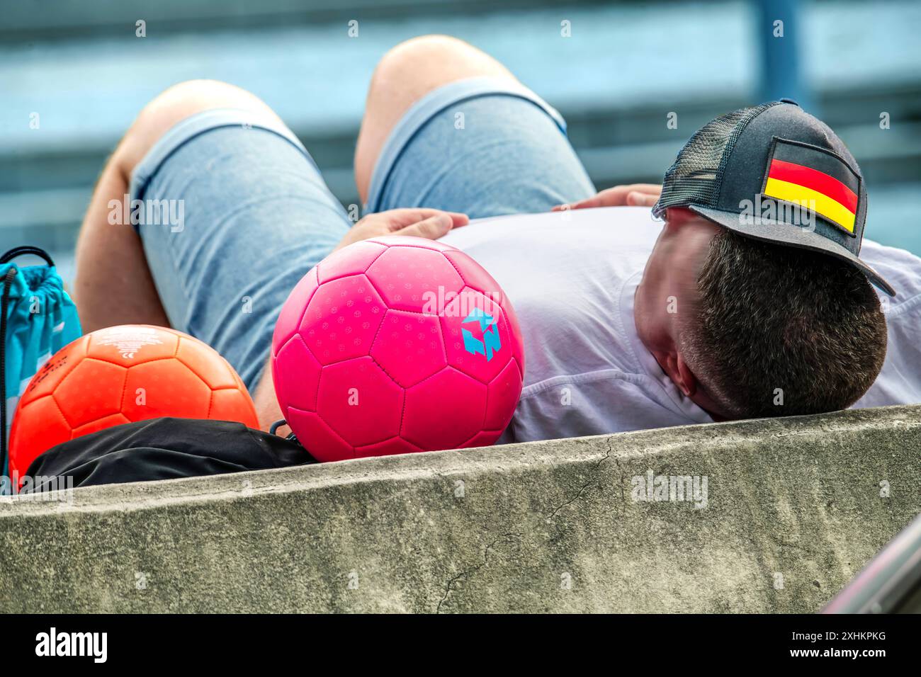 Ende der Fußball-EM, Deutschland-Fan macht ein Nickerchen in der Fan ...