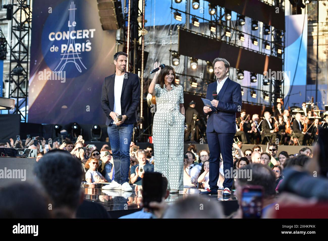 Mayor of Paris Anne Hidalgo (C) speaks to the crowd next to President ...