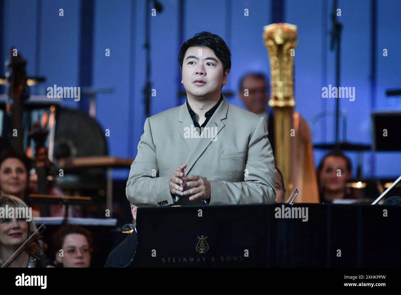Chinese Pianist Lang Lang embraces the audience before the arrival of ...