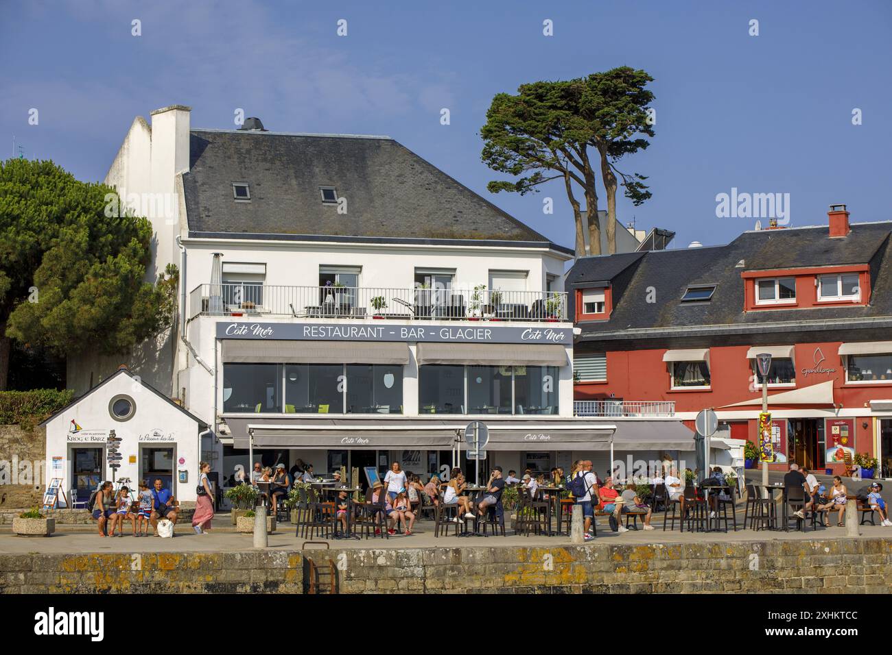 France, Morbihan, Port Navalo, the glacier bar, Côté mer on the port ...