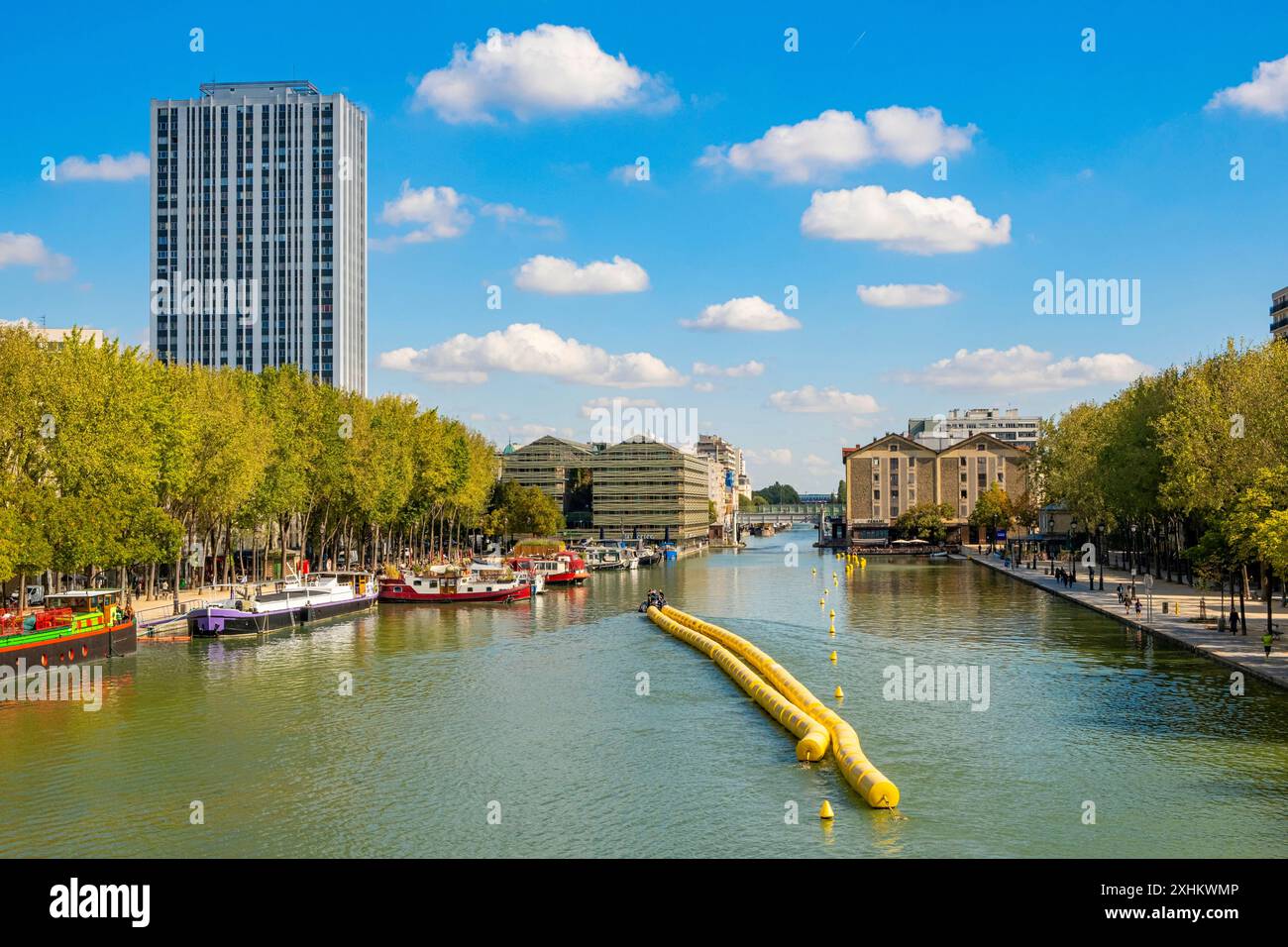 France, Paris, Bassin de la Villette, towing buoys of the summer ...