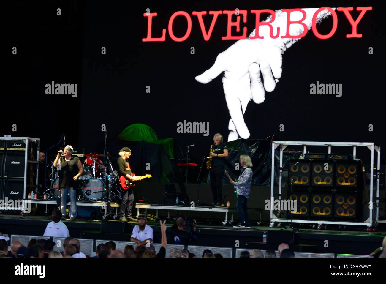 Mike dean bass hi-res stock photography and images - Alamy