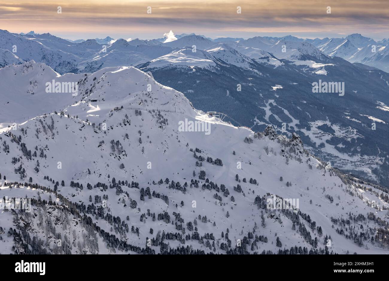 3 arcs hi-res stock photography and images - Alamy