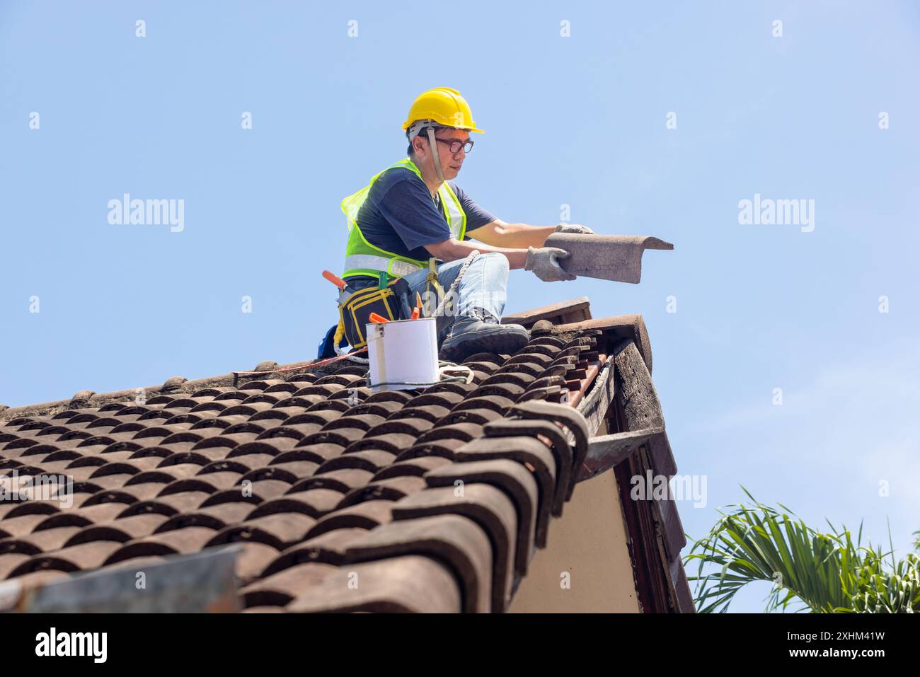 Tile eaves hi-res stock photography and images - Alamy