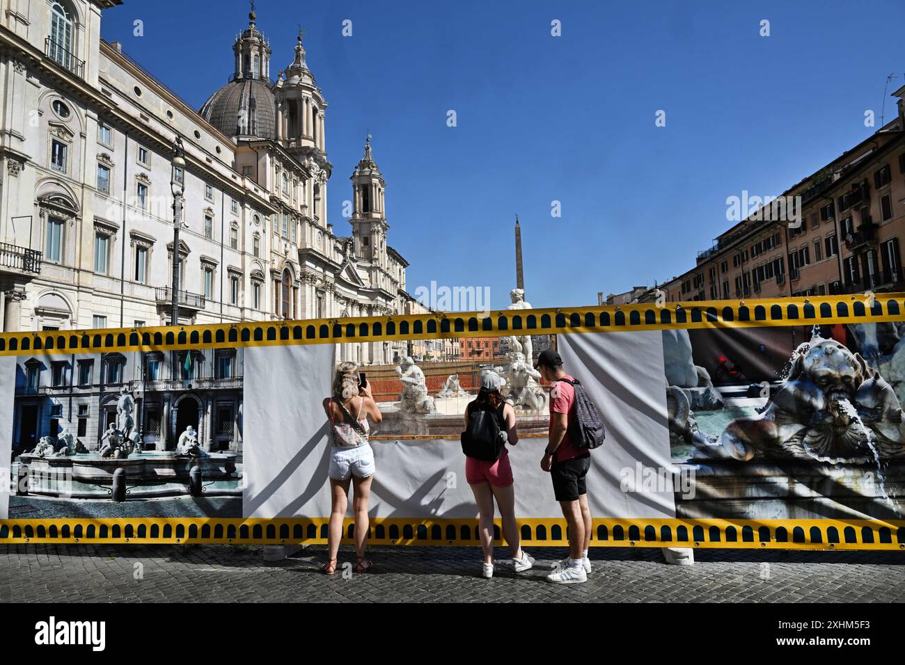 Works of restoration of the fountain del Moro in piazza Navona are ...
