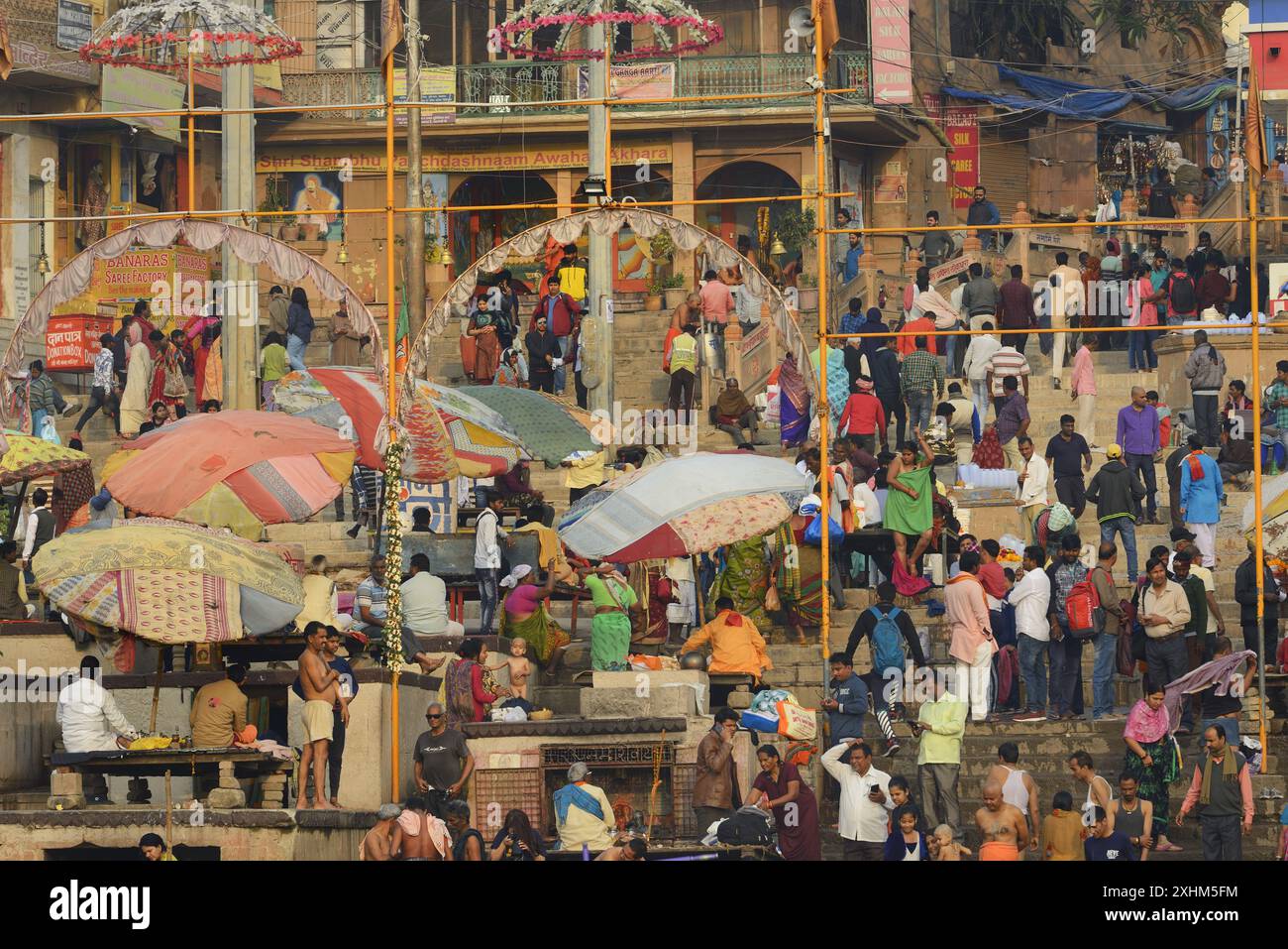India, Uttar Pradesh, Varanasi, Morning crowd at Dashashwamedh Ghat ...