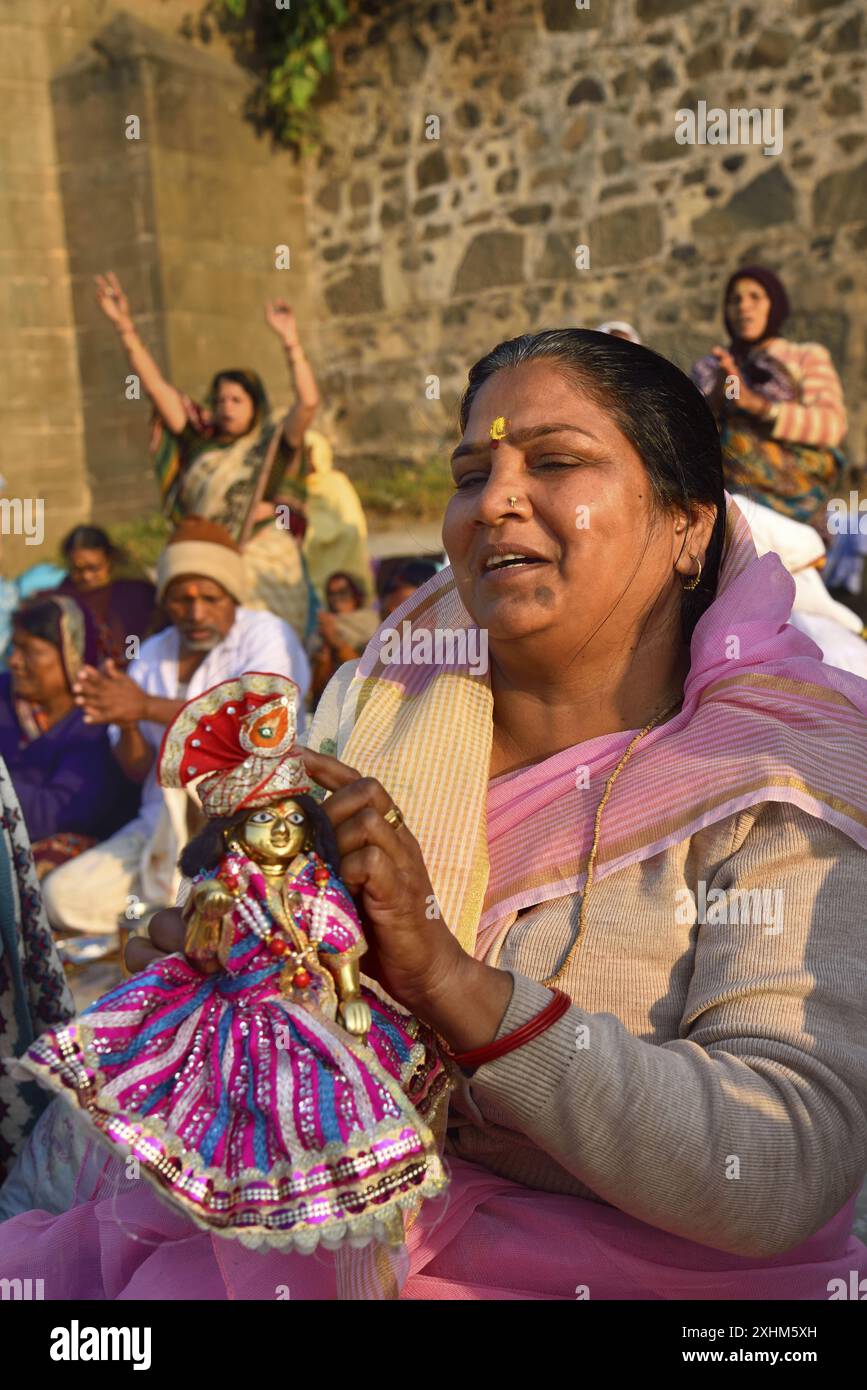 India, Madhya Pradesh, Maheshwar, Morning Narmada puja (river worship ...