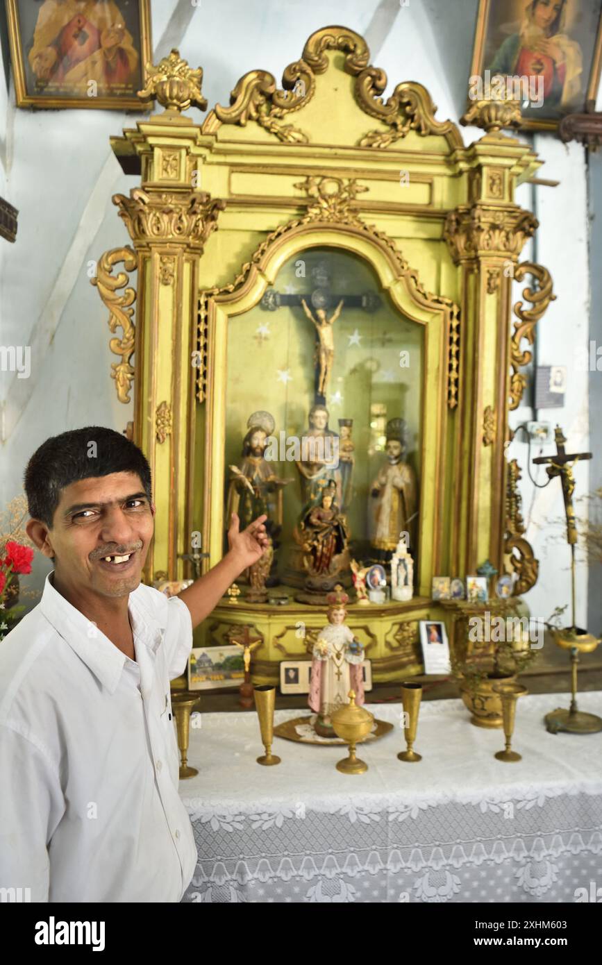 India, Goa, Chandor, Casa Fernandes, Mr Fernandes pointing out the ...